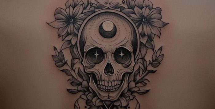 25 Elegant Back Tattoo Trends for Women - Insiderlyfe