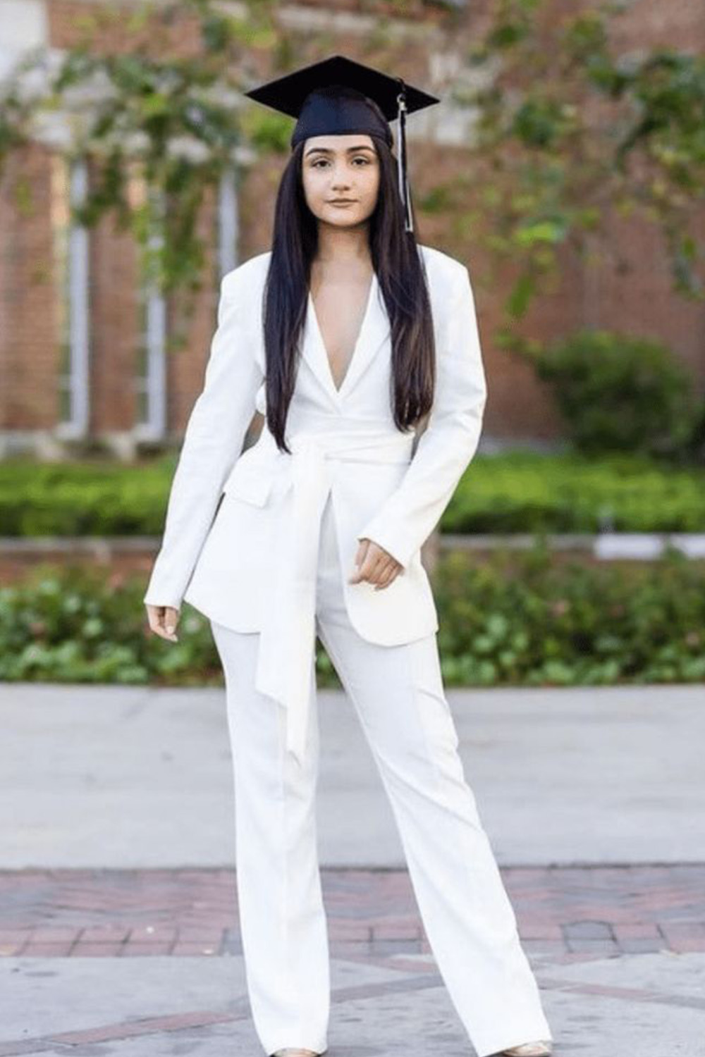 30 Graduation Outfit Ideas That Photograph Well - Insiderlyfe