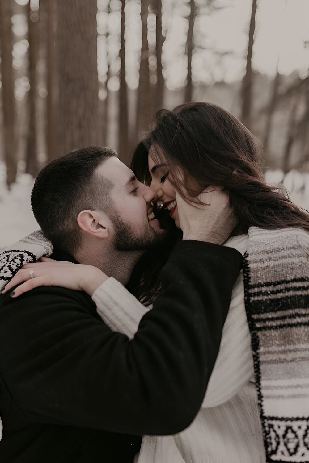 25 Romantic Pose Ideas That Feel Natural and Beautiful - Insiderlyfe