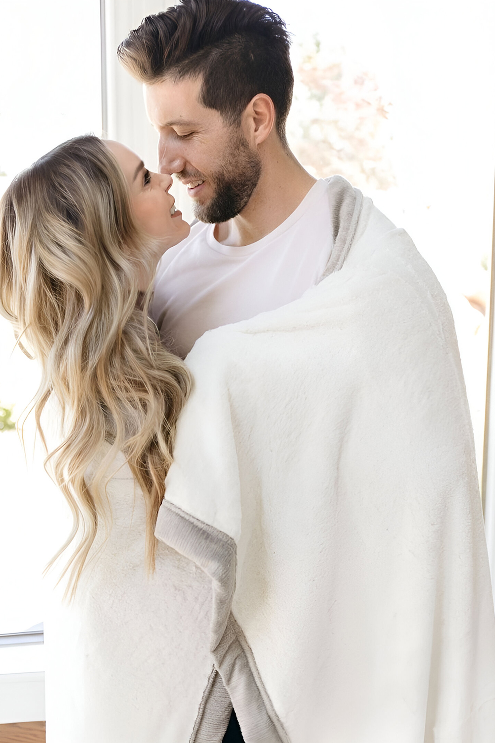 25 Romantic Pose Ideas That Feel Natural and Beautiful - Insiderlyfe