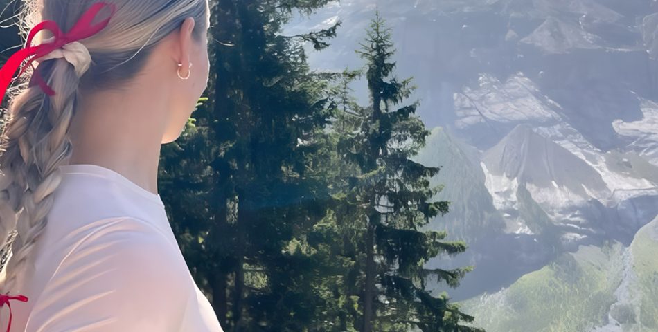 49 Hiking Hairstyles That Stay Perfect on the Trail - Insiderlyfe