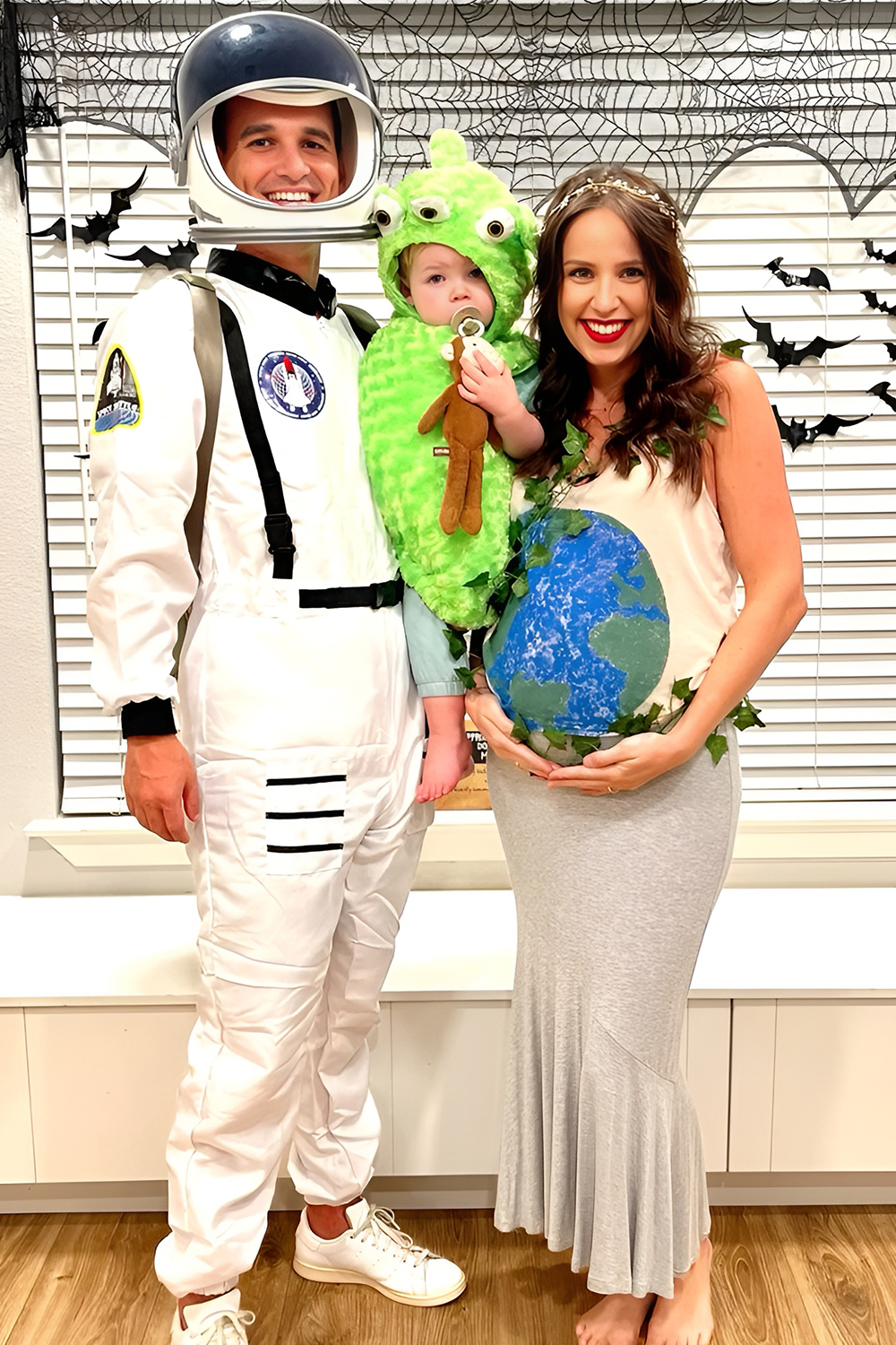 10 Adorable Baby Alien Family Costume Ideas - Insiderlyfe