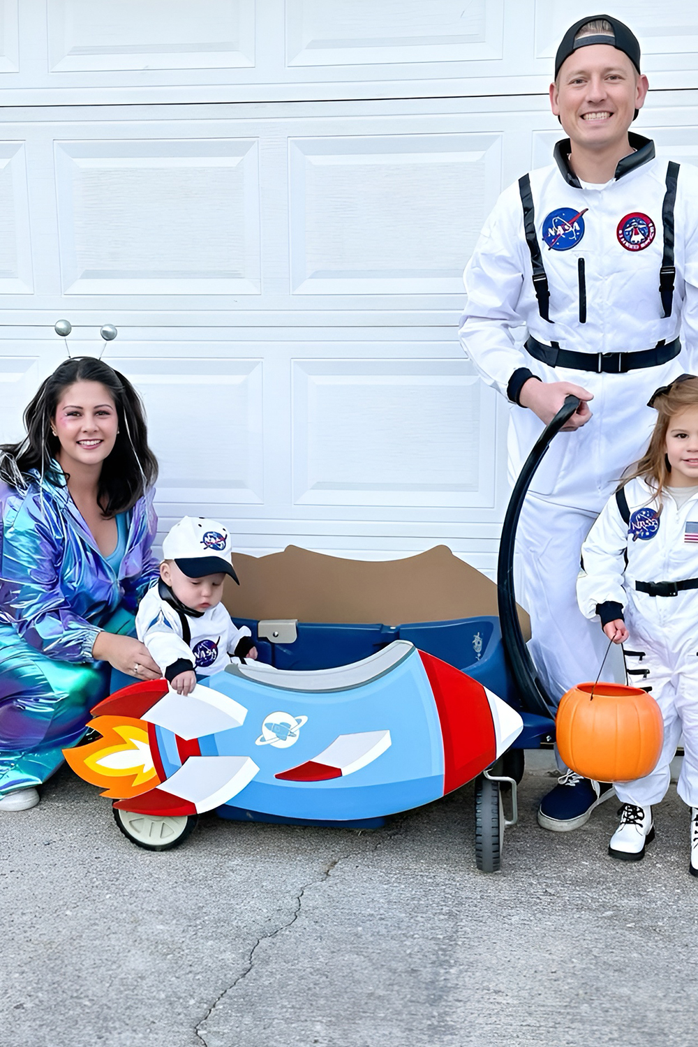 10 Family Costume Ideas Featuring Your Little Alien - Insiderlyfe